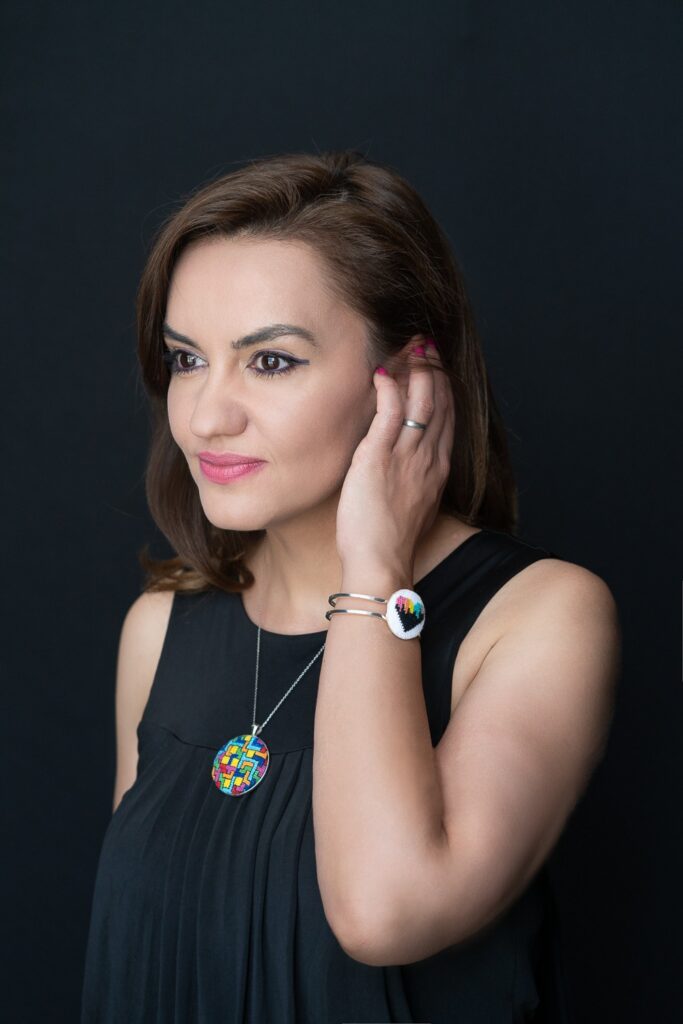 Bratara cusuta manual Inima Colorata – Ia de la gat