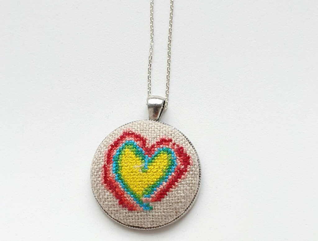 Pandantiv handmade inima colorata si lantisor de argint – Ia de la gat